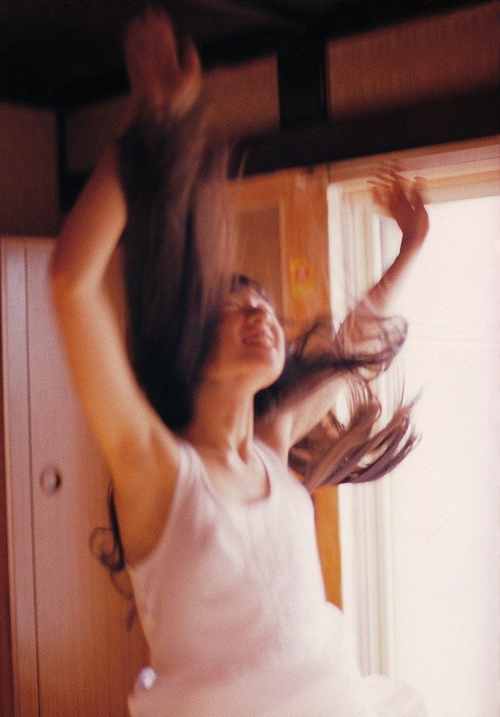 @loomii:栗山千明1997年的写真集《神话少女》，日本摄影大师筱山纪信 桃子圈